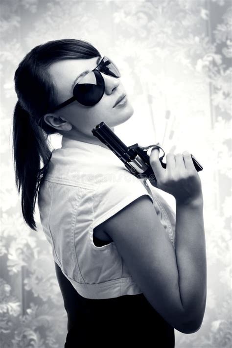 Junge Frau Mit Gewehr Stockbild Bild Von Kaliber Mädchen 20084185
