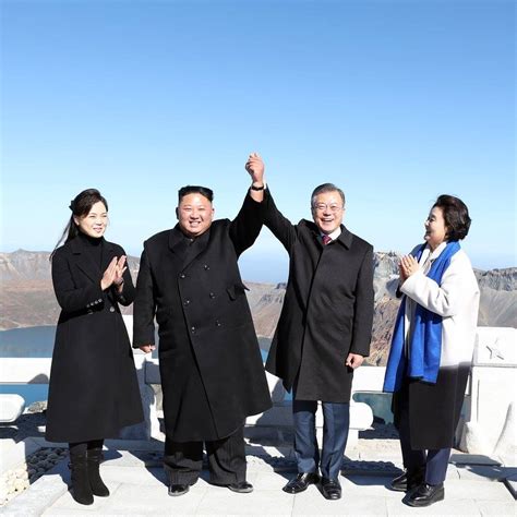 백두칭송위원회 2019년 10월 김정은 국무위원장은 백마를 타고 첫눈이 온 백두산을 올랐습니다 Facebook