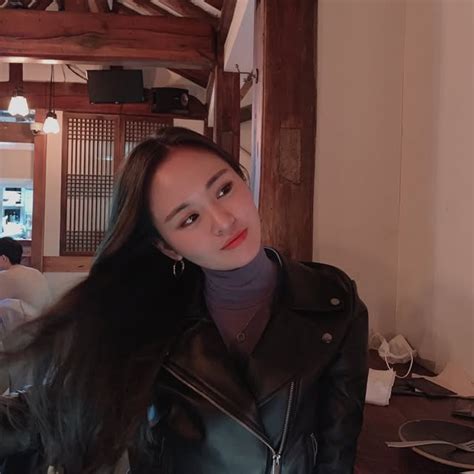 정희주 Its Heeju • Threads Say More