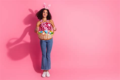 토끼 귀를 가진 미소 짓는 젊은 여자 화려한 부활절 달걀 바구니를 들고 봄을 축하하는 생생한 분홍색 배경에 25 29세에 대한 스톡 사진 및 기타 이미지 Istock