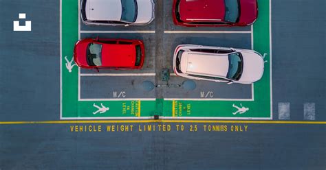 여러 대의 차가 주차된 주차장 사진 Unsplash의 무료 자동차 이미지