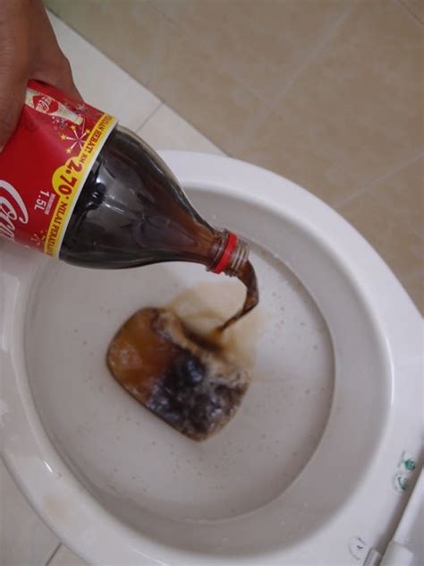 Xing Fu USING COKE TO CLEAN TOILET BOWL DOES IT WORK
