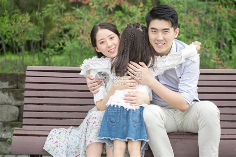 父母公园拥抱孩子高清图片下载 正版图片501061389 摄图网