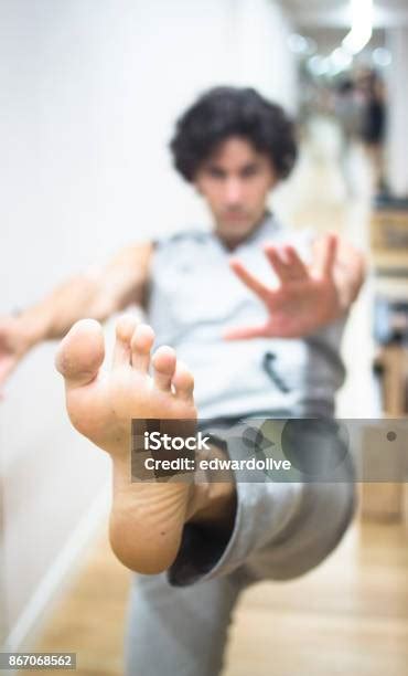 헬스 클럽 피트 니스 스튜디오 하 고 스트레칭 유연성 자세 바 고급 남자 댄서 댄스 선생님 Stetching 가라테에 대한 스톡 사진 및 기타 이미지 Istock