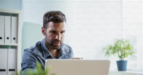 노트북으로 일하고 사무실에서 커피를 마시는 젊은 사업가 커피 브레이크에 사업가 사진 Unsplash의 세르비아 이미지