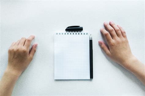 여자의 손에 펜과 흰색 데스크톱 오피스에 깨끗 한 빈 메모장 개념에 대한 스톡 사진 및 기타 이미지 개념 개념과 주제 건강한 생활방식 Istock