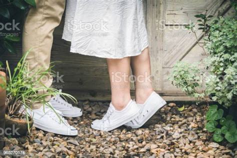 로맨틱 러브 스토리의 개념입니다 남자와 여자 다리 근접 촬영 야외입니다 연인 커플 하루를 키스 하 고 서로 포옹에 2명에 대한 스톡 사진 및 기타 이미지 Istock