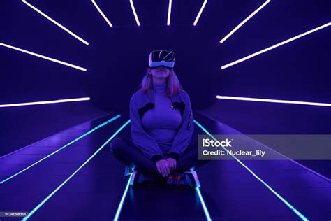 여성은 가상 현실 헤드셋을 사용하여 메타버스에 액세스합니다 Brand Name Video Game에 대한 스톡 사진 및 기타