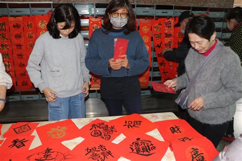 三重首都社區銀髮俱樂部先修班 學員成果展 寫春聯紅包袋送住戶 暢news 新聞觀點，暢所欲言