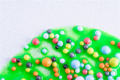 흰색 캔버스에 녹색 페인트로 된 공 추상적인 화려한 배경 다양한 크기와 페인트의 다채로운 공이 있는 배경 예술 배경 가리기에 대한 스톡 사진 및 기타 이미지 Istock