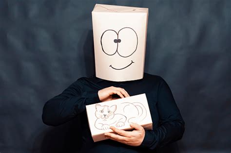 감정 개념입니다 남자가 그의 손에 고양이 보유 하고있다 그의 오른손으로 그 스트로크로 고양이의 뒷면입니다 기쁨과 부드러움의 얼굴