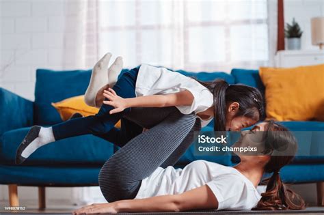 집에서 함께 즐겁게 운동하는 엄마와 딸 유연성을 위해 근력을 키우고 스포츠 운동 훈련 가족 개념입니다 25 29세에 대한 스톡