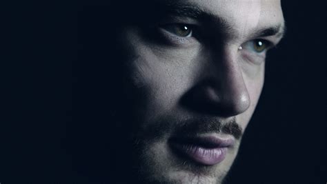 Jul publie le tracklisting de son nouvel album LA TÊTE DANS LES NUAGES