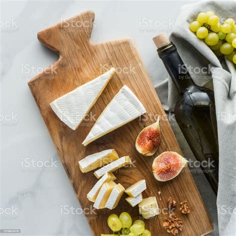 평면 절단 보드에 카망베르 치즈의 음식 구성으로 놓고 흰색 대리석 표면에 와인 0명에 대한 스톡 사진 및 기타 이미지 0명
