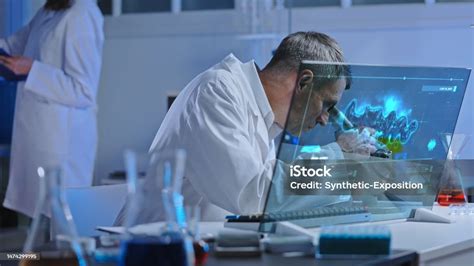 현미경으로 샘플을 보고 있는 실험실 작업자 홀로그램 화면에서 미지의 물질 분석 Dna에 대한 스톡 사진 및 기타 이미지
