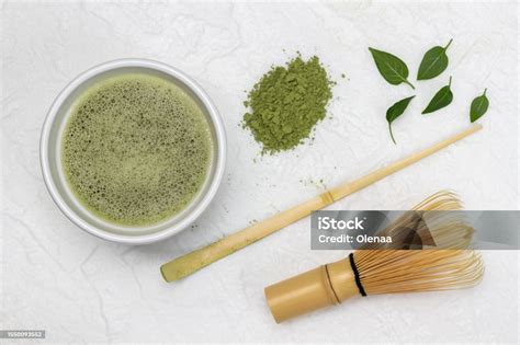 그릇에 말차 말차 녹차 가루 대나무 털 계량스푼을 테이블 위에 올려놓는다 0명에 대한 스톡 사진 및 기타 이미지 0명
