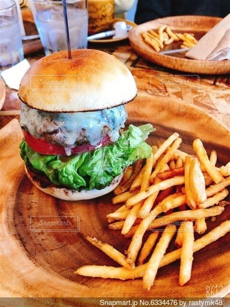美味しそうなハンバーガーの写真・画像素材 Snapmart（スナップマート）