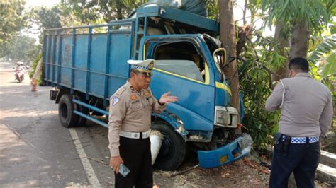 Truk Tabrak Pohon Di Jombang Satu Orang Masuk Rumah Sakit