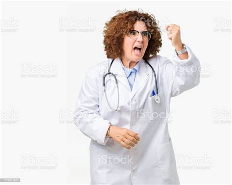 화 나 고 분노와 좌절 하 고 분노 하면서 소리를 주먹 모금 미친 격리 된 배경 위에 중간 어른 수석 의사 여자 분노와 공격적 개념 감정에 대한 스톡 사진 및 기타 이미지