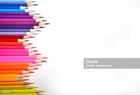 컬러 샤프너 연필 흰색 배경에 고립 된 많은 색상 연필의 매크로 샷 선택적 초점 0명에 대한 스톡 사진 및 기타 이미지 0명 갈색 갈음질 Istock
