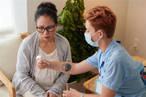 Premium Photo Physician Measuring Body Temperature