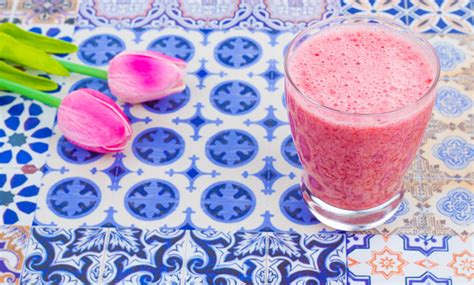 민트 딸기 주스 한 잔 동양 화려한 배경에 잎 꽃 민트 잎과 동양 화려한 배경에 딸기 주스 컵 0명에 대한 스톡 사진 및 기타