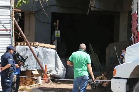Un obrero murió al caer del techo con una garrafa Radio 3 Cadena