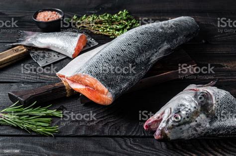 요리사 칼이있는 나무 도마에 생 절단 연어 물고기 검은 나무 배경 위쪽 보기 건강한 식생활에 대한 스톡 사진 및 기타 이미지