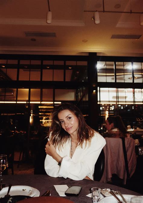 ახლა 05 26 საათია და მთელმა ჩვენმა ბავშვობამ ჩამიარა თვალწინ შენზე ფიქრი არ მაძლევს მოსვენების