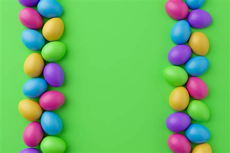 녹색 부활절 배경 3d 렌더링에 다채로운 계란의 무리 자작 나무와 화려한 부활절 달걀의 더미 3d 렌더링 부활절 컨셉 컴포지션