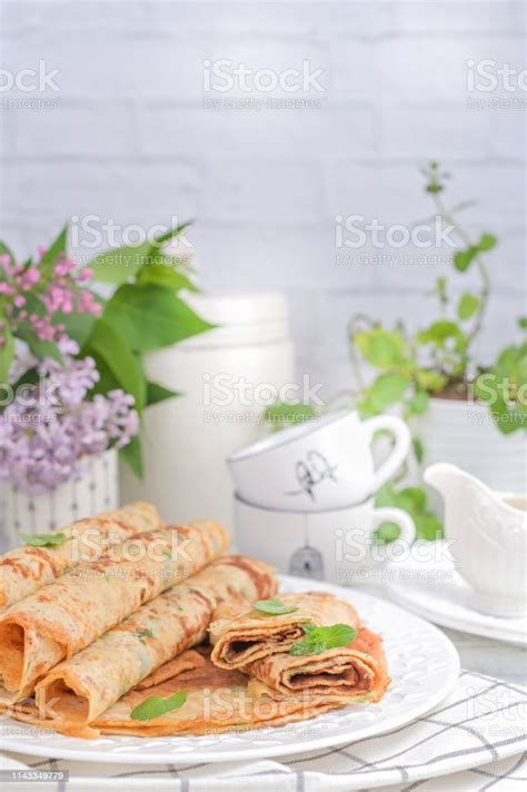 밝은 배경에 딜과 화이트 소스가 있는 팬케이크 봄 꽃과 식기 아침 식사 Maslenitsa에 대한 스톡 사진 및 기타 이미지
