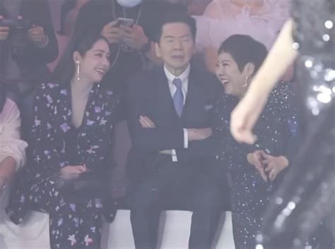 向佐牵手郭碧婷现身看秀 向太与儿媳热聊气氛融洽不尴尬 眼界，放眼世界