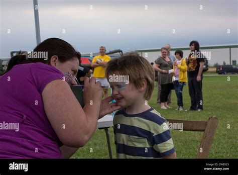 Kleiner Junge Mit Seinem Gesicht Gemalt Nur Model Release Für Die Jungen Stockfotografie Alamy