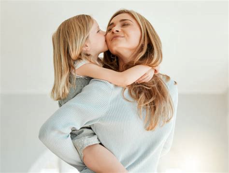 28000 Madre Hija Beso Fotografías De Stock Fotos E Imágenes Libres