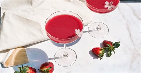 가벼운 계절 고명 과일 과일 칵테일 꽃 다이 키리 달콤한 대접 대담한 색상 대리석 테이블 딸기 딸기 다이키리