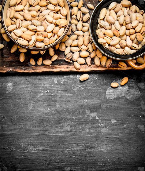 开心果在碗里在老板上。