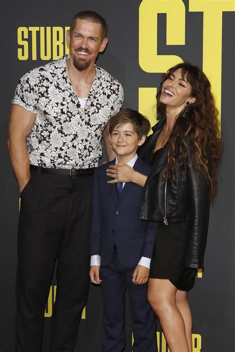 Los Angeles 10 De Julio Steve Howey Hijo Sarah Shahi En El