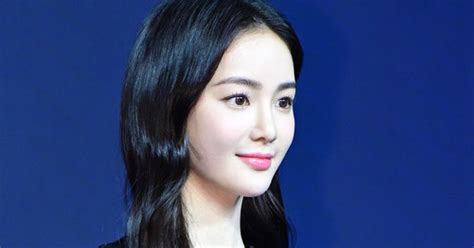 홍수주 우아한 블랙 사진