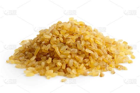 孤立在白色小麦上的一堆干碾碎的干小麦