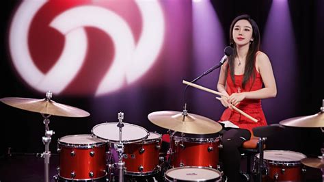 挑战极限！美女鼓手的彭拜表演，边打边唱让人震撼！ 鼓手表演 美女打鼓 热力四射 Youtube