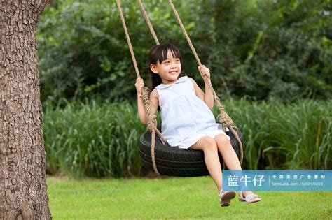 开心小女孩荡秋千 蓝牛仔影像 中国原创广告影像素材