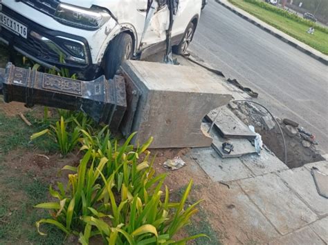 Car Overturns At Jaipurs Statue Circle Young Man Dies जयपुर में