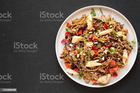 홈메이드 매운 치킨 소바 국수 샐러드를 검은 배경의 회색 접시에 얹어 탑뷰 평면 누워 오버 헤드 위에서 공간을 복사합니다 건강한