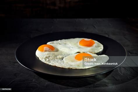 검은 접시에 계란을 스크램블 오래된 콘크리트 테이블에 계란 튀김 건강한 식생활에 대한 스톡 사진 및 기타 이미지 건강한 식생활 계란 노른자 그릇 Istock
