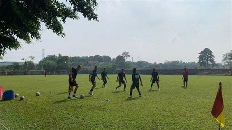 Penyerang Persija Abdulla Yusuf Helal Absen Latihan Thomas Doll Besok