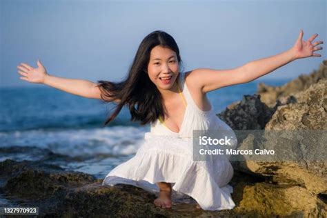 젊은 행복하고 아름다운 아시아 여자 바다 매력적인 중국 소녀 여행 및 라이프 스타일 개념에 열대 섬에서 편안한 여름 휴가를 즐기는 흰색 드레스 30 34세에 대한 스톡 사진