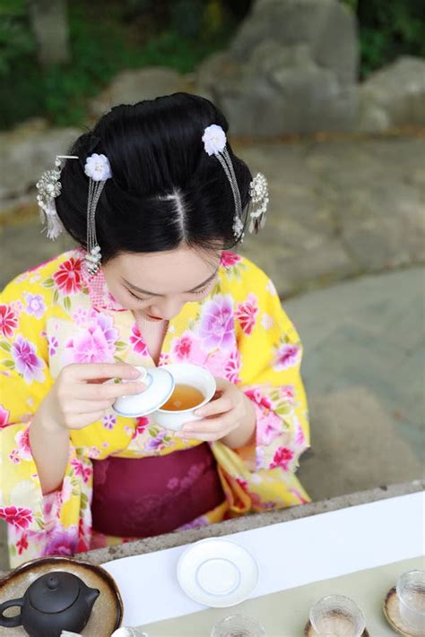 De Traditionele Aziatische Japanse Mooie Geishavrouw Draagt Kimono