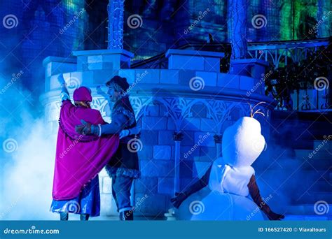 Anna And Olaf In A Frozen Holiday Wish At Magic Kingdom Park 15