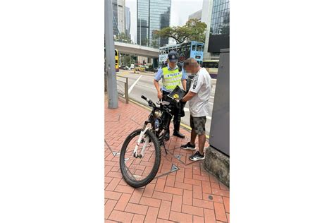 港島總區打擊單車違例 拘一非華裔男 發20張傳票｜大紀元時報 香港｜獨立敢言的良心媒體