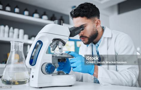 현미경 과학 및 약학 의학 및 백신을 위한 실험실에 있는 사람과 가진 연구 화학 의료 및 의학과 과학자 및 솔루션 개발 및 샘플 결과 연구 실험실에 대한 스톡 사진 및 기타